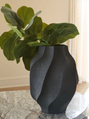 Click here for Judworth Vase  Black prices