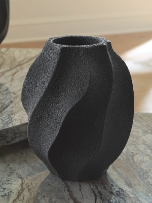 Click here for Judworth Vase  Black prices