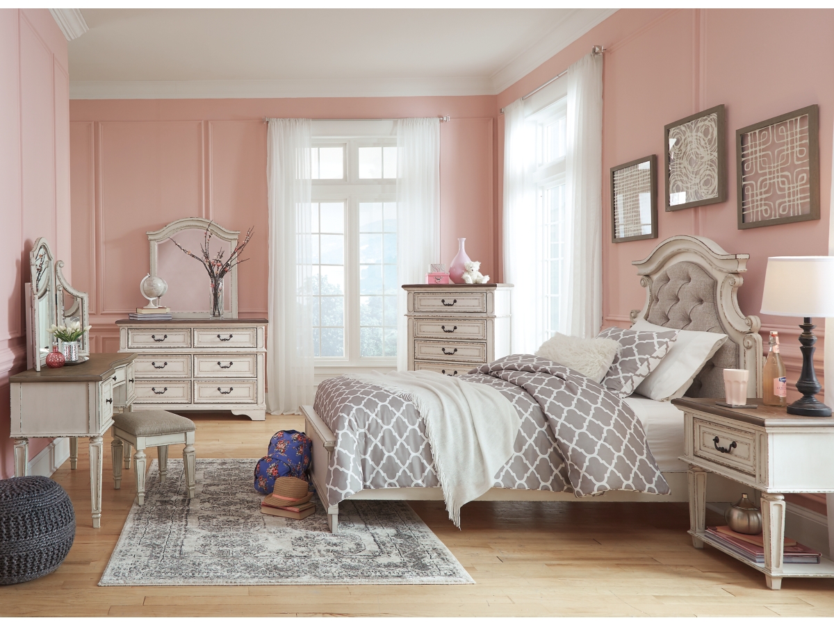 Realyn Full Panel Bed